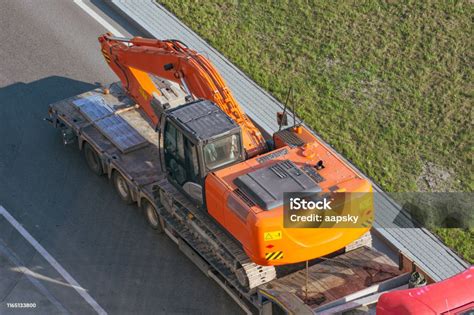 무거운 기계를 운반하기위한 긴 트레일러 플랫폼 로드 굴삭기트럭 고속도로 교통 갈고리 발톱에 대한 스톡 사진 및 기타 이미지 갈고리 발톱 강철 건설 산업 Istock