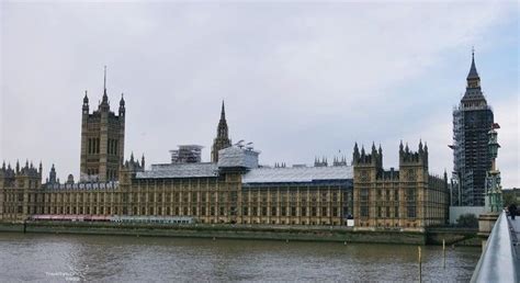 议会大厦，外观雄伟壮观，内部装饰华丽，感受这个建筑的庄重感