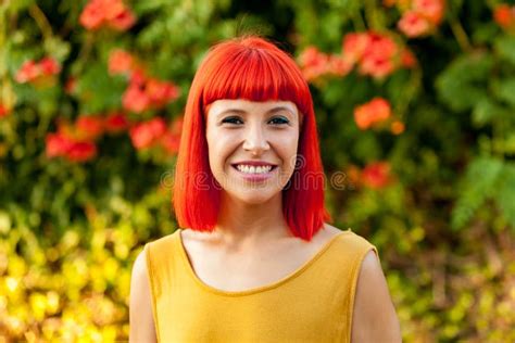 Rote Behaarte Frau Entspannt In Einem Park Stockfoto Bild Von Park