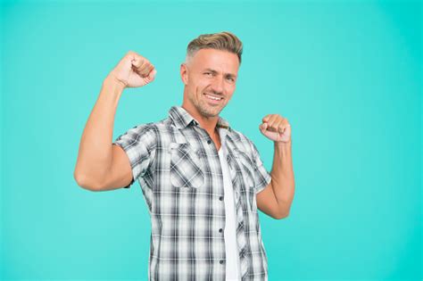 굉장한 승자 제스처와 행복한 남자 푸른 배경에 성숙한 사람 행복한 미소 얼굴에 강모와 스포츠맨 승리와 성취 전력과 에너지 행운의 남자 행복한 삶 스트레칭 V Day에 대한