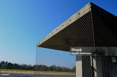 스테인레스 스틸로 그물 사각형 콘크리트 쉼터 버클과 함께 밧줄의 그물 Pergola 비둘기로부터 보호 된 발코니 등반 식물 덮개와 그늘 그물망에 대한 스톡 사진 및 기타