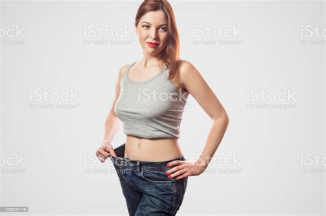행복 한 아름 다운 슬림 허리 큰 청바지와 회색 탑 성공적인 체중 감소를 보여주는 젊은 여자의 초상화 Suggestive Filter에 대한 스톡 사진 및 기타 이미지