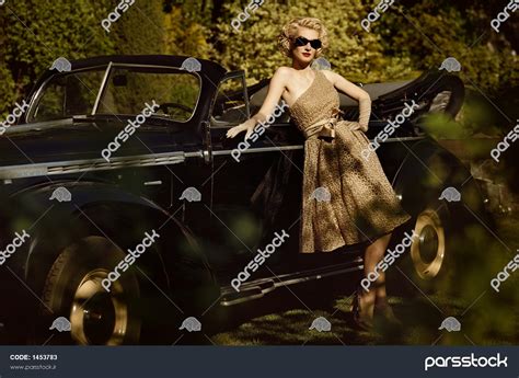 زن در نزدیکی یک ماشین یکپارچهسازی با سیستمعامل در فضای باز 1453783