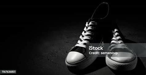 복사 공간이있는 어두운 검은 색 배경에 새로운 검은 색 운동화 0명에 대한 스톡 사진 및 기타 이미지 0명 검은색 고무 Istock