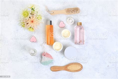 피부와 바디 케어를 위한 향기로운 야생 의기양양한 꽃 장미물과 크림 아로마테라피 라이프 스타일 컨셉 초대 및 광고 카드 라벨에 대한 스톡 사진 및 기타 이미지 Istock