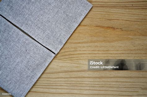 책 표지 샘플 모형 또는 디자이너 사용에 대 한 나무 테이블 리넨 직물 표면 가리기에 대한 스톡 사진 및 기타 이미지 가리기 거친 고풍스런 Istock