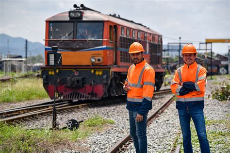 건설 과정을 점검하는 엔지니어 철도 열차 테스트 및 무선 통신으로 철도 역에서 철도 작업을 점검합니다 직장에서 안전복과 안전