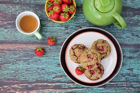 차 주전자 평면에서 제공 하는 신선한 유기농 딸기와 글루텐 무료 머핀 누워 0명에 대한 스톡 사진 및 기타 이미지 0명