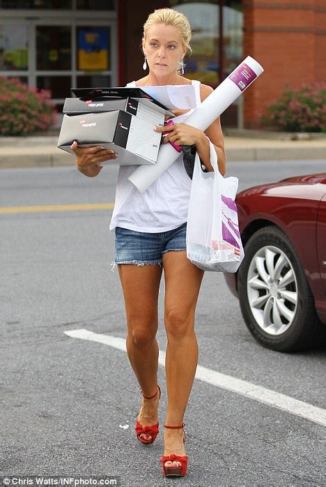 Kate Gosselin Flashes Her Legs As She Fills Up Daily Mail Online