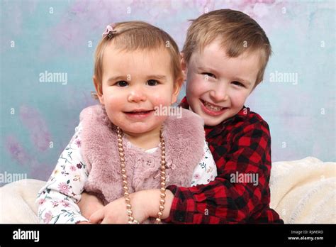 Bruder Und Schwester Foto Fotos Und Bildmaterial In Hoher Auflösung