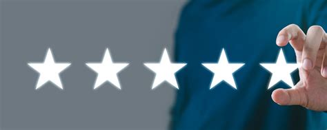 등급 시스템에서 별을 향해 손을 뻗는 모습은 품질과 고객 피드백을 상징하며 리뷰 및 평가에 이상적입니다 감사에 대한 스톡 사진