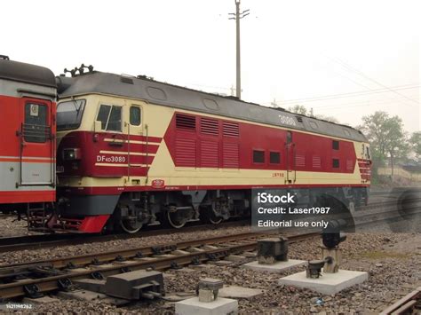 중국 철도 Df4d 디젤 여객 기관차 동력 열차 K101 난징 남쪽 기차역에 도착 가까이 옴에 대한 스톡 사진 및 기타 이미지