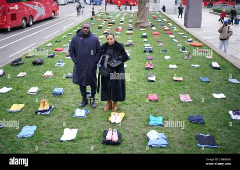 Yemi Hughes Tenant Les Vêtements Que Portait Son Fils André Aderemi
