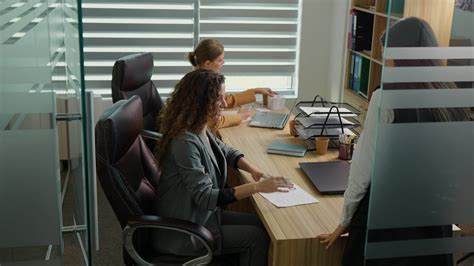 Businesswoman Giving Assignments To Employee In Modern Office 22674598
