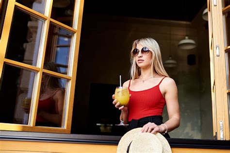 젊은 공감 금발 열린 창 근처 카페에서 칵테일 한 잔을 보유 하 고 거리에 대한 스톡 사진 및 기타 이미지 거리 건강한 생활방식 과일 Istock