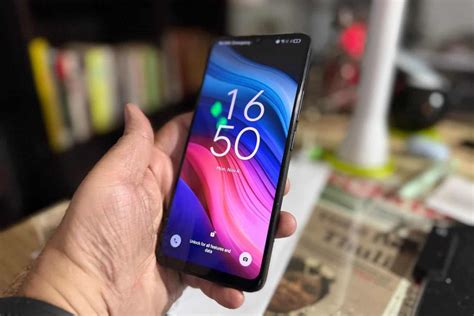 REVIEW TCL 505 A Budget Smartphone That Looks Like A Flagship