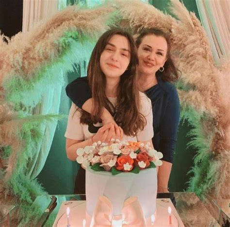 Esra Ceyhan Kızıyla Fotoğrafını Paylaştı Ve Sitem Etti Yaş 15 16 Ama Görüntü 30 35 Son Dakika