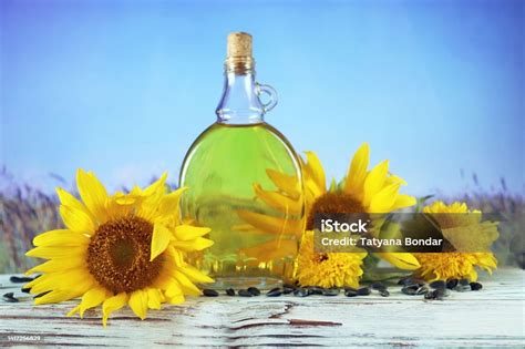 꽃이 피는 들판이있는 풍경을 배경으로 테이블 위에 기름 한 병 신선한 해바라기 꽃과 씨앗 0명에 대한 스톡 사진 및 기타 이미지 0명 가을 개념 Istock