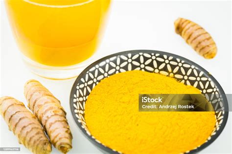 심 황 세계의 많은 요리에 사용되는 노란색의 건강한 향신료 다양한 변종 분말 식수 한 잔과 뿌리로 제공 가루로 빻은에 대한 스톡 사진 및 기타 이미지 Istock