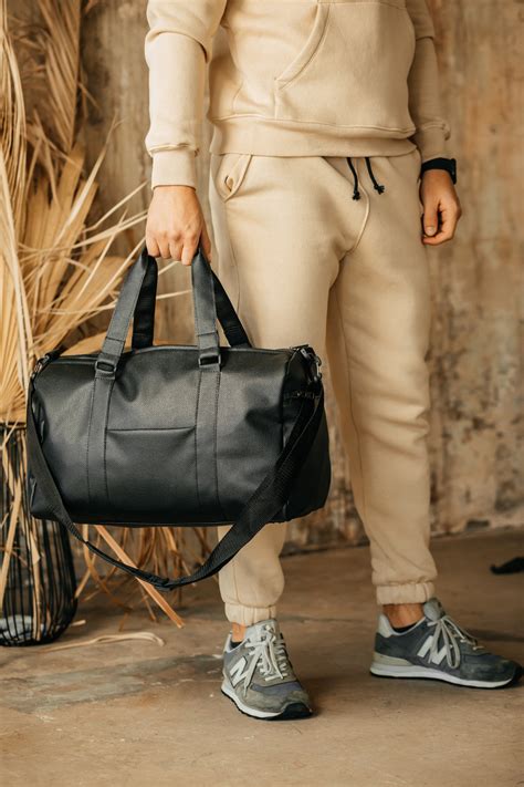 Дорожная спортивная сумка кожанная черная мужская для спорт зала тренировок путешествий Bon