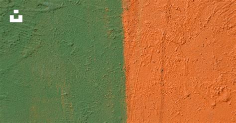 검은 고양이가 있는 주황색과 녹색으로 칠해진 벽 사진 Unsplash의 무료 텍스처 이미지