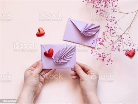 꽃과 하트가 있는 분홍색 배경에 손으로 만든 발렌타인 데이봉투 텍스트 배너를 위한 배치 긍정적인 감정 표현에 대한 스톡 사진 및