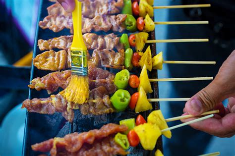 그릴에 굽고 Pandelicious 바베 큐에서의 바베 큐 휴일에 시골에서 바베 큐 그릴에 바베 큐 파티 바베 큐 그릴을 닫습니다 개념에 대한 스톡 사진 및 기타 이미지