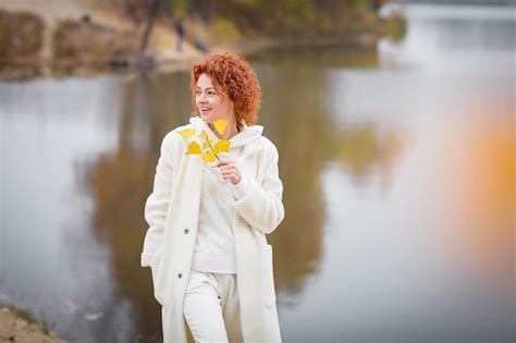 Mujer Pelirroja Feliz En Ropa Blanca Foto Premium