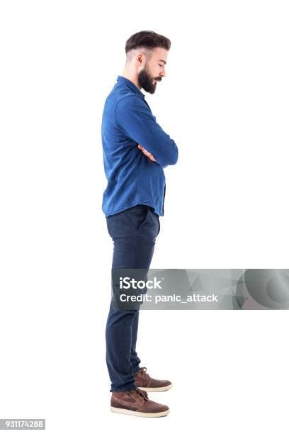 มุมมองโปรไฟล์ของชายเศร้าที่มีหัวก้มลงและแขนไขว้มองลง ภาพสต็อก ดาวน์โหลดรูปภาพตอนนี้ Istock