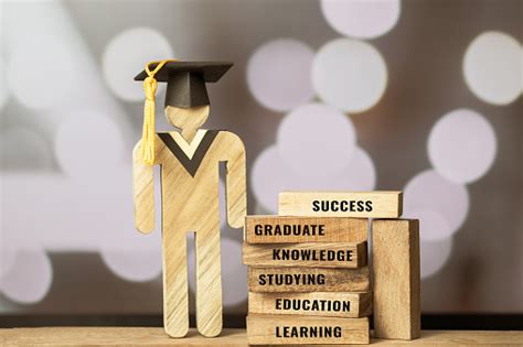 사람들은 나무 사각형 블록 타워 흐림 보케에 졸업 축하 모자와 나무에 서명합니다 예를 들어 교육 졸업 학습과 같은 문자를 철자 국제 교육 을 위한 아이디어 다시 학교 개념