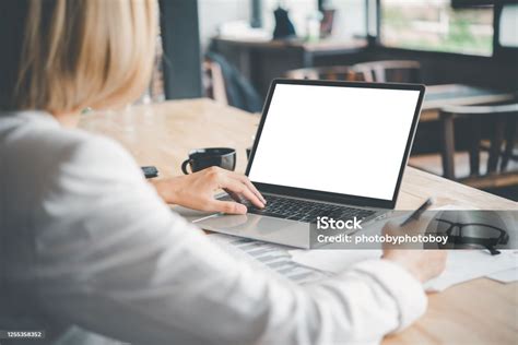 책상에 빈 흰색 데스크톱 복사 공간 화면이있는 노트북에서 일하는 여성의 손의 뒷모습 모형 이미지 가상현실에 대한 스톡 사진 및