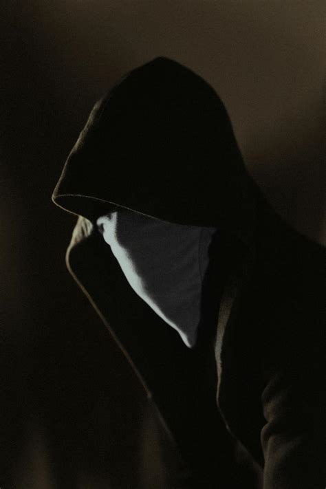 85mm 가벼운 개념 예술 검은 망토 공상 그림 그림자 그림자 놀이 극적인 조명 꽃 낮은 조명 내부 노란색 눈 닫힌 대조 두 개의 조명