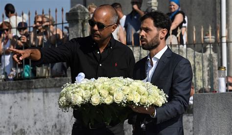 รวมรูปภาพของ เพื่อนร่วมสโมสรและทีมชาติแห่ร่วมงานศพ โชตา น้องชาย เนืองแน่น ภาพ รูปที่ 7 จาก 20