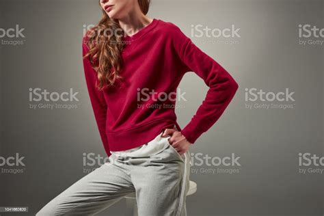 세련 된 복장 회색에 고립 된의 자에 앉아 있는 젊은 여자의 자른된 샷 갈색 머리에 대한 스톡 사진 및 기타 이미지 갈색