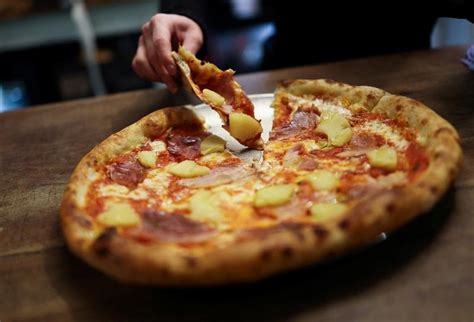 Pineapple Pizza Debate Heats Up As Uk Pizzeria Sets 100 Pound Price Tag