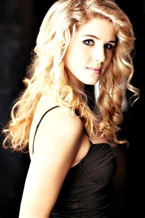 Emily Bett Rickards Nue 109 Photos Biographie News De Stars Les