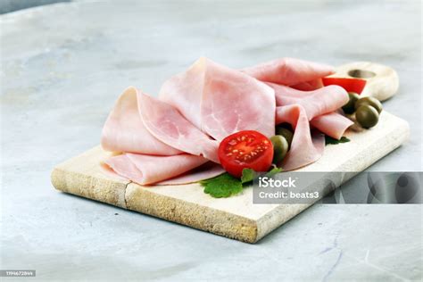 나무 배경에 얇게 썬 햄 신선한 프로슈토 코토 얇게 썬 맛있는 돼지고기 햄 프로슈토에 대한 스톡 사진 및 기타 이미지 프로슈토 0명 고기 Istock