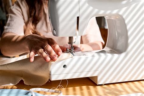 작은 스튜디오의 재봉틀에 린넨 원단을 재봉하는 재봉사 패션 아틀리에 재봉 수제 옷 개념 슬로우 패션 의식적인 소비 가위에 대한 스톡 사진 및 기타 이미지 Istock