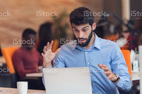 데스크톱 컴퓨터에서 작업 하는 좌절된 젊은 비즈니스 맨 걱정하는에 대한 스톡 사진 및 기타 이미지 걱정하는 고용과 노동 과로 Istock