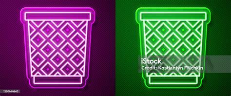빛나는 네온 라인 휴지통은 보라색과 녹색 배경에 격리 아이콘 수 있습니다 쓰레기통 표지판 바구니 아이콘을 재활용합니다 사무실 휴지통 아이콘입니다 벡터 일러스트레이션 개념에
