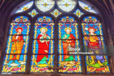 루브르 박물관 근처 생제르맹 뢰르네로스 교회 내부의 스테인드 글라스 그것은 로마 고딕 양식의 르네상스 스타일 파리에서 건설 프랑스 0명에 대한 스톡 사진 및 기타 이미지