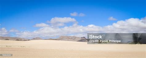 엘 코랄레호 푸에르테벤투라 카나리아 섬 근처 구름과 놀라운 하얀 모래 언덕과 푸른 하늘과 자연 풍경 바다 파노라마 보기에서 열대 섬에서 여름 이국적인 휴가 엽서 0명에 대한