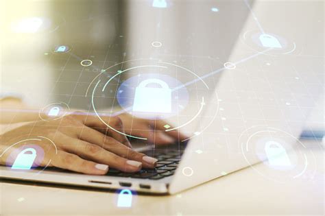 칩 홀로그램과 배경에 컴퓨터 키보드에 입력 손 개인 데이터 개념의 보호와 창조적 인 잠금 스케치 다중 노출 감시에 대한 스톡 사진 및 기타 이미지 Istock