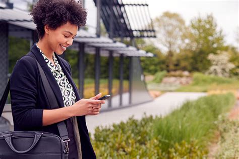 현대 사무실 건물 외부의 사업가 휴대 전화에서 메시지를 확인하는 25 29세에 대한 스톡 사진 및 기타 이미지 25 29세 경영자 기업 비즈니스 Istock