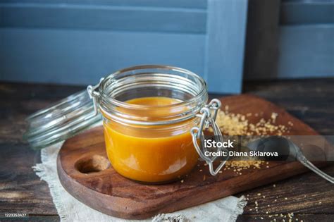 유리 항아리에 수제 신선한 소금에 절인 캐러멜 소스 갈색 설탕 소박한 테이블에 나무 보드 갈색에 대한 스톡 사진 및 기타 이미지