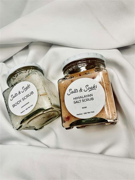 각질 제거 개인 관리 건강과 아름다움 건강한 피부 검은 항아리 그라나다 깨끗한 럭셔리 마사지 목업 미니멀리스트 미용 제품 미용 치료 바디 스크럽