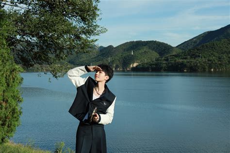 王俊凯氛围感湖边大片曝光 阳光少年诠释漫步旅人凤凰网