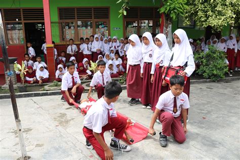 Dosen Utb Gelar Simulasi Pertolongan Pertama Di Sdn 1 Bumi Waras