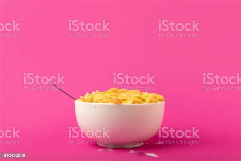 흰 그릇 가득 달콤한 맛 있는 콘플레이크와 핑크에 고립 된 숟가락의 근접 보기 아침식사 시리얼에 대한 스톡 사진 및 기타 이미지 아침식사 시리얼 0명 건강한 생활방식