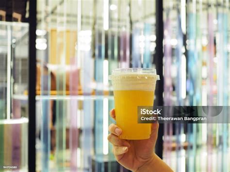 전통적인 중국 음료 위에 녹차 가루 크림 치즈 거품의 레이어와 아이스 우롱차 차 의 플라스틱 유리 장식 갈색에 대한 스톡 사진 및 기타 이미지 Istock